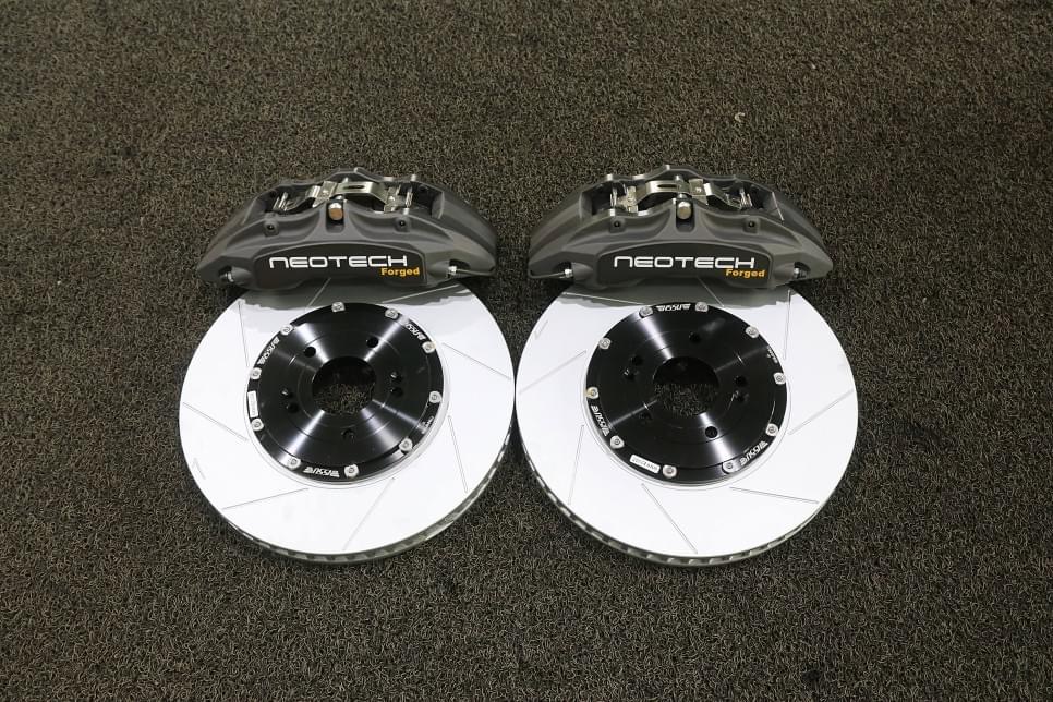 Neotech 6 Piston Front Brake Kit 380mm 2 Piece Rotor Kit – UNIQPERFORMANCE